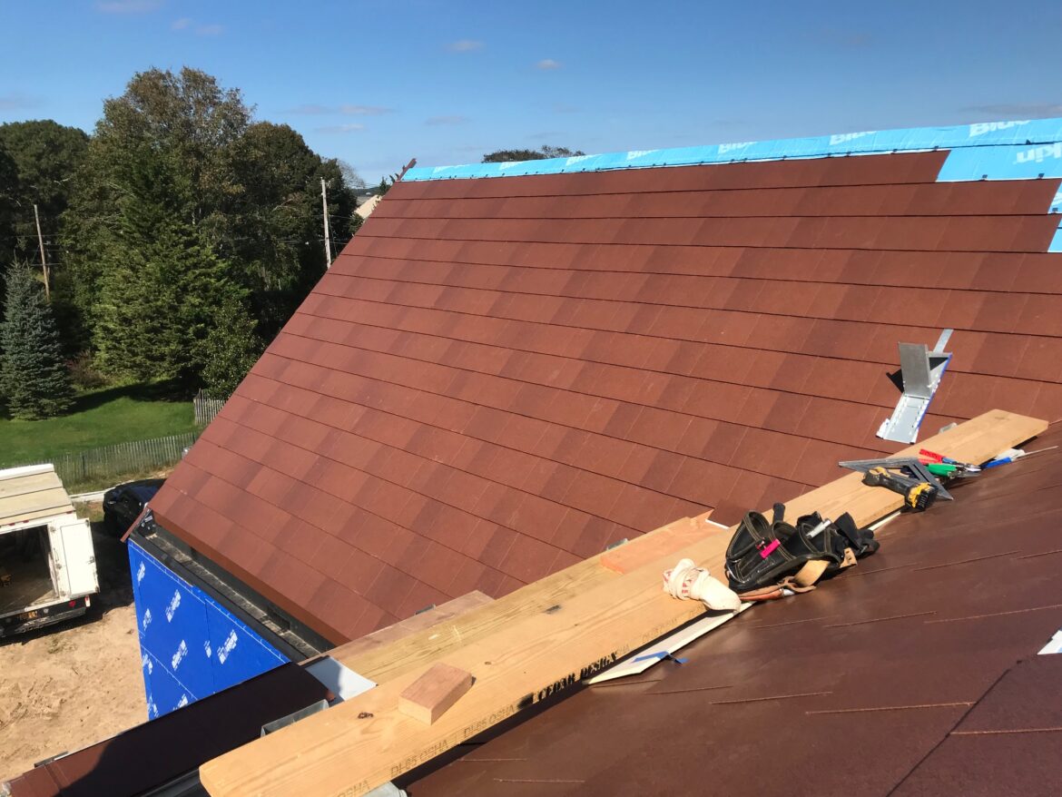 Continuous-transition-metal-panel-roof-to-wall-with-integrated-gutter ...